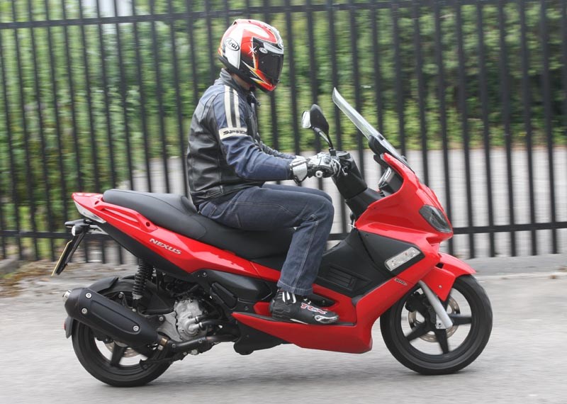 GILERA NEXUS 300 (2008-on) Review | Speed, Specs & Prices