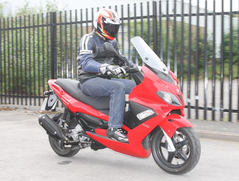GILERA NEXUS 300 (2008-on) Review | Speed, Specs & Prices