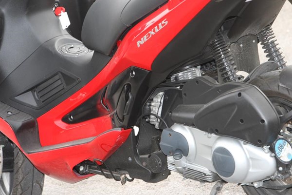 GILERA NEXUS 300 (2008-on) Review | Speed, Specs & Prices