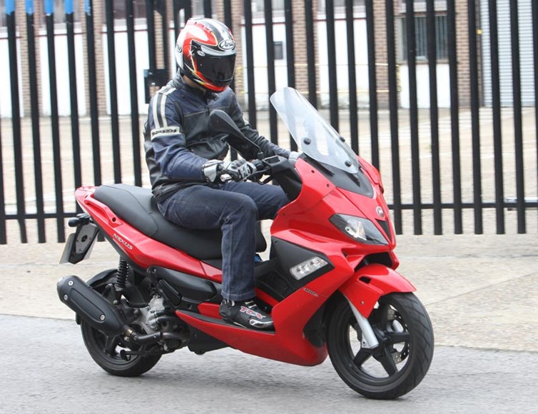 GILERA NEXUS 300 (2008-on) Review | Speed, Specs & Prices