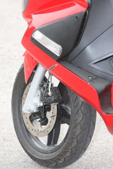 GILERA NEXUS 300 (2008-on) Review | Speed, Specs & Prices