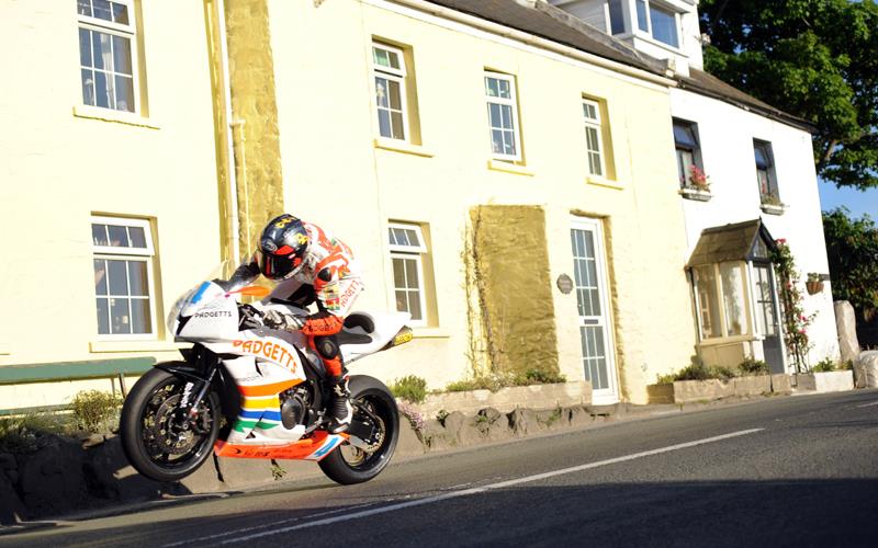 Isle of Man TT: Ian Hutchinson wins Supersport race
