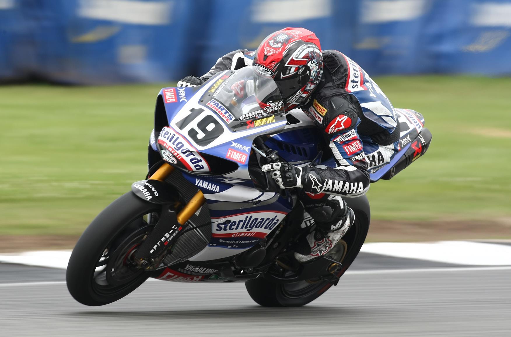 Donington WSB: Spies takes race one win