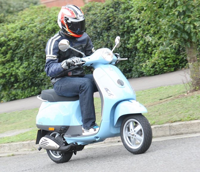 PIAGGIO VESPA LX50 (2005-on) Review | Specs & Prices