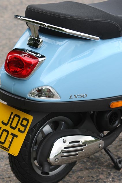 PIAGGIO VESPA LX50 (2005-on) Review | Specs & Prices