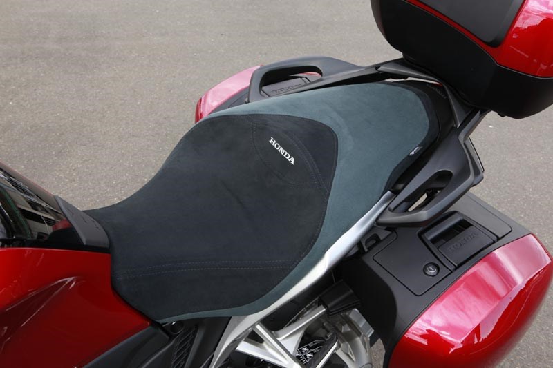 HONDA VFR1200F (2010-2011) Review | Speed, Specs & Prices