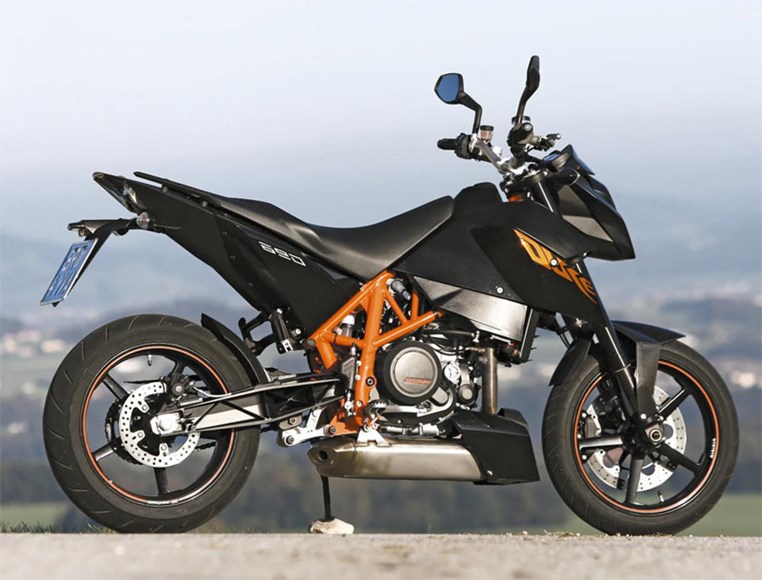 KTM 690 DUKE R (2010-2011) Review | Speed, Specs & Prices