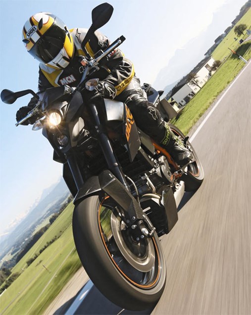 KTM 690 DUKE R (2010-2011) Review | Speed, Specs & Prices