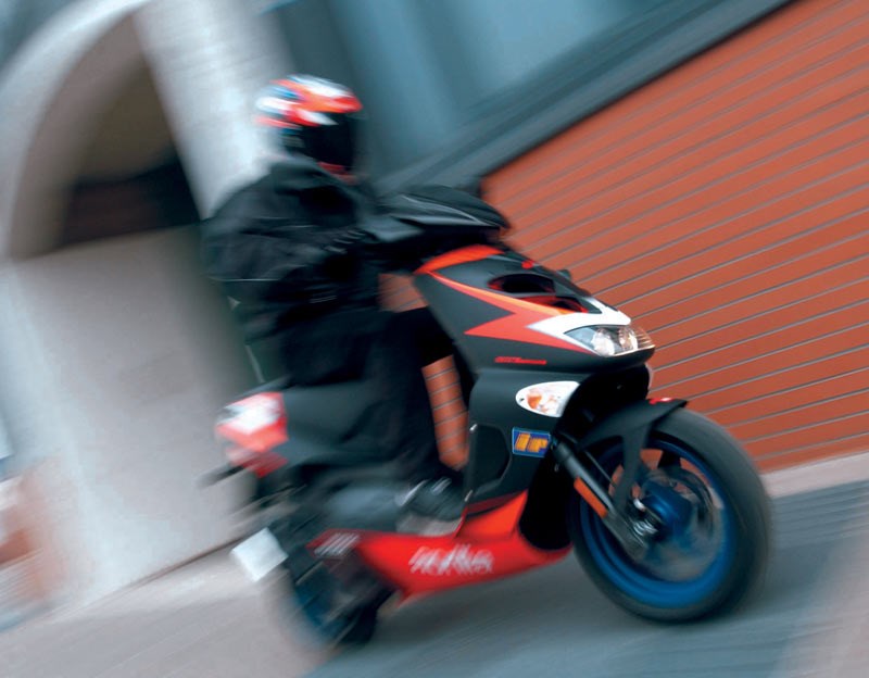 APRILIA SR50 (2004-on) Review | Speed, Specs & Prices