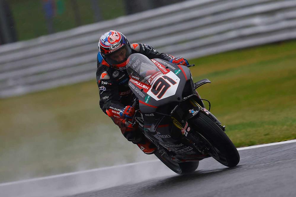 BSB Oulton Park: Leon Haslam masters the wet conditions to top the ...