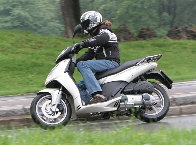 APRILIA SPORT CITY 300 (2008-2011) Motorcycle Review