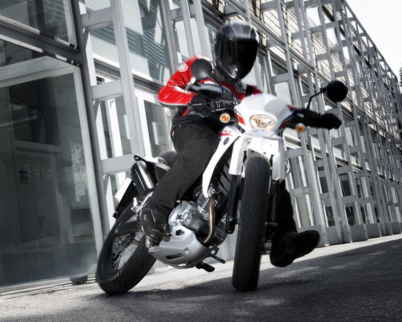 YAMAHA XT125X (2005-on) Review | Speed, Specs & Prices