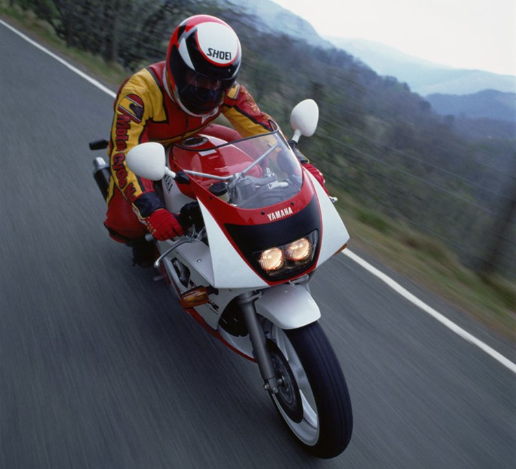 YAMAHA FZR400 (1988-1994) Review | Speed, Specs & Prices