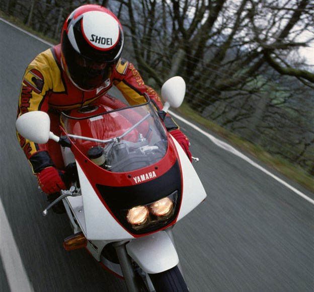 YAMAHA FZR400 (1988-1994) Review | Speed, Specs & Prices