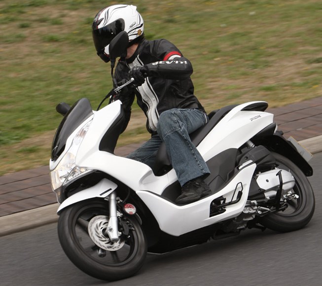 HONDA PCX125 (2010-2013) Review | Speed, Specs & Prices