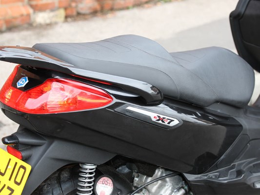PIAGGIO X7 300 (2010-on) Review | Speed, Specs & Prices