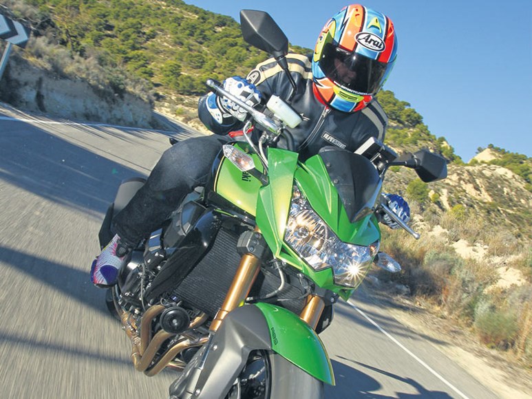 KAWASAKI Z750R (2011-2012) Review | Speed, Specs & Prices