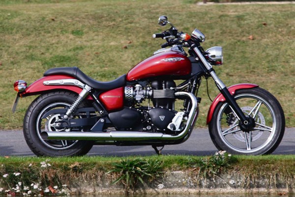 TRIUMPH SPEEDMASTER (2011-2017) Review | Specs & Prices