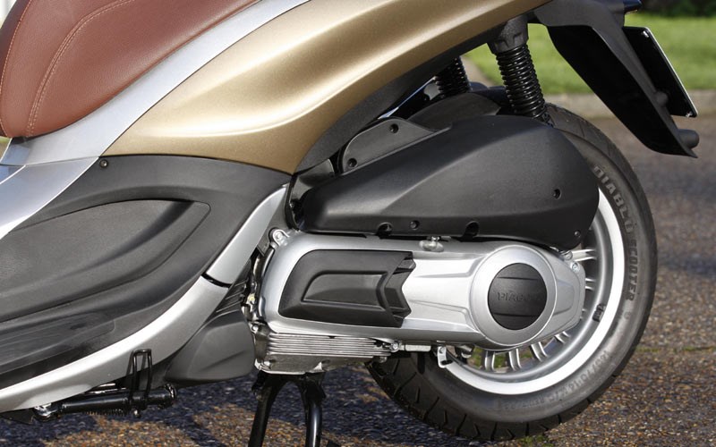 PIAGGIO BEVERLY 300 (2011-on) Review | Specs & Prices