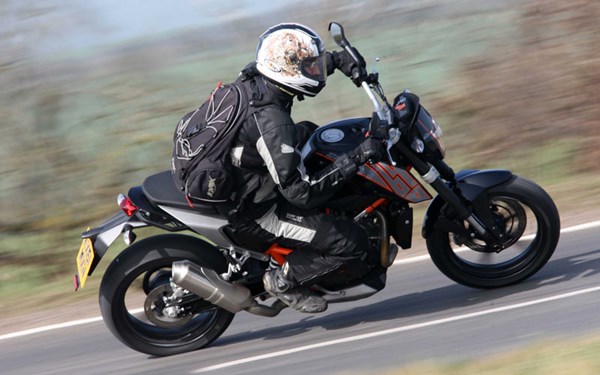 KTM 690 DUKE (2012-2015) Review | Speed, Specs & Prices