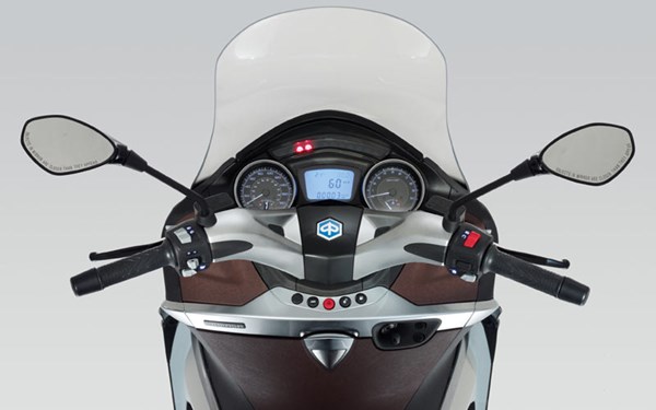 PIAGGIO X10 350 (2012-on) Review | Speed, Specs & Prices