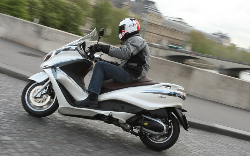 PIAGGIO X10 350 (2012-on) Review | Speed, Specs & Prices