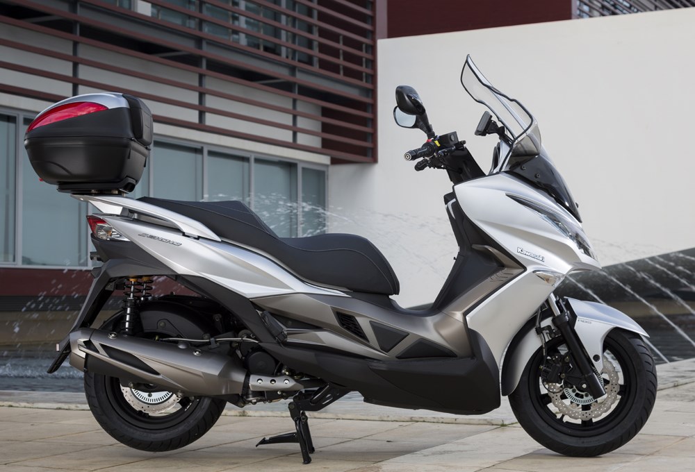Kawasaki J300 (2014-on) Review | Speed, Specs & Prices