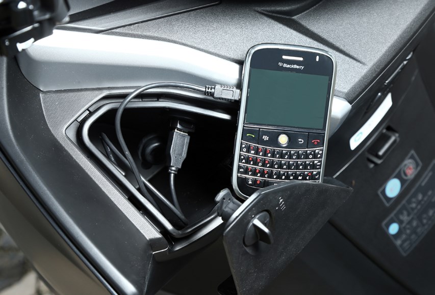 Kawasaki J300 (2014-on) Review | Speed, Specs & Prices