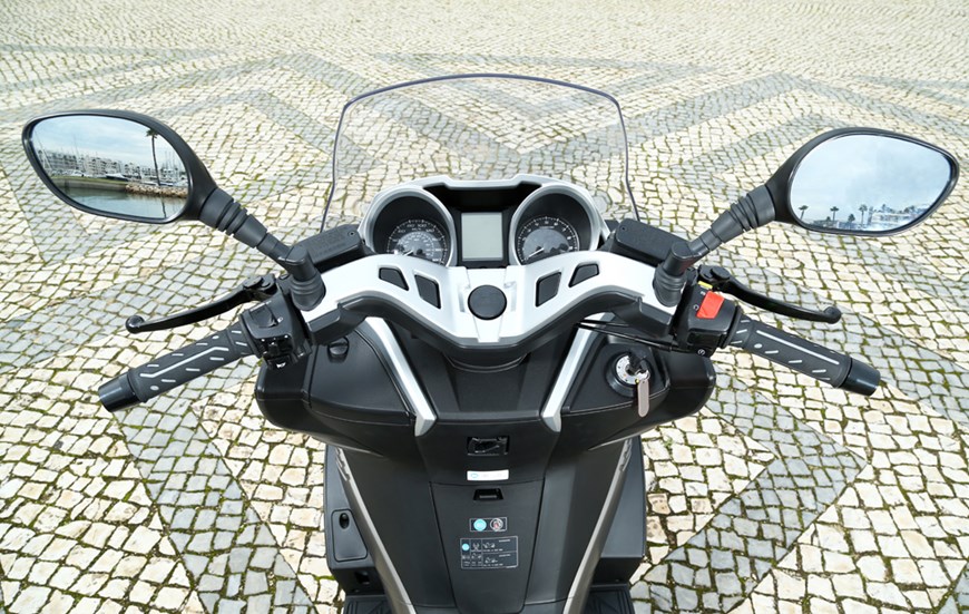 Kawasaki J300 (2014-on) Review | Speed, Specs & Prices