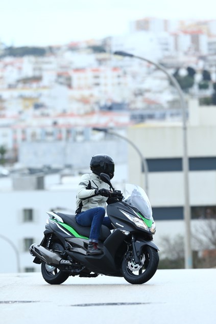 Kawasaki J300 (2014-on) Review | Speed, Specs & Prices