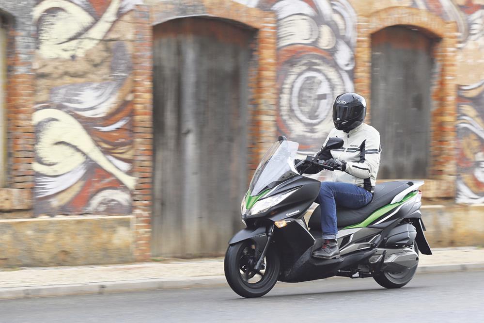 Kawasaki J300 (2014-on) Review | Speed, Specs & Prices
