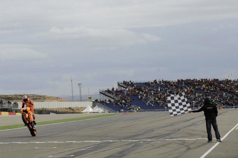 Aragon MotoGP: Stoner storms to eighth win of season