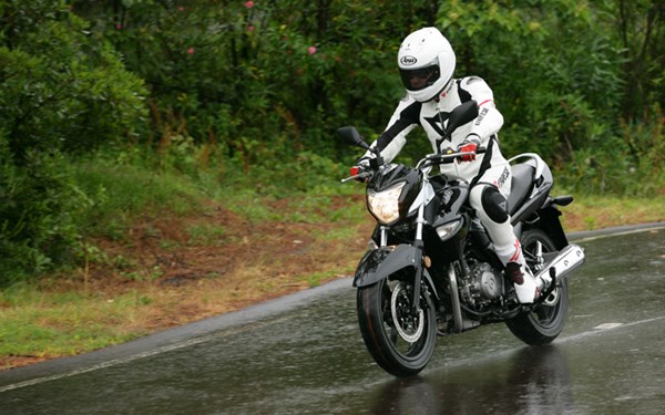 SUZUKI INAZUMA 250 (2013-on) Review | Specs & Prices