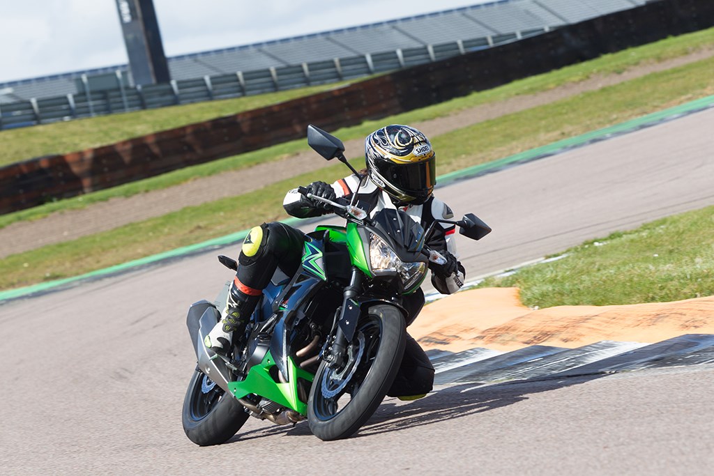 KAWASAKI Z300 (2015-on) Review | Speed, Specs & Prices