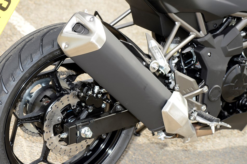 KAWASAKI Z250SL (2015-on) Review | Speed, Specs & Prices