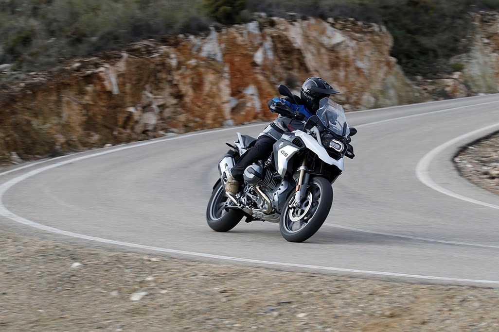 BMW R1200GS (2017-2018) Review | Speed, Specs & Prices