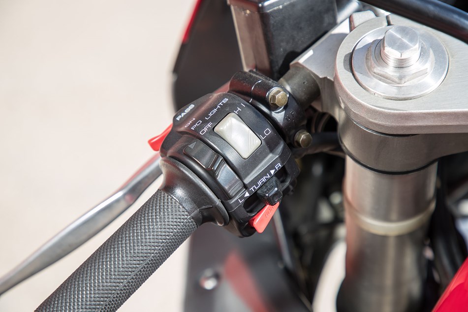 YAMAHA FZR1000 (1991-1994) Review | Speed, Specs & Prices