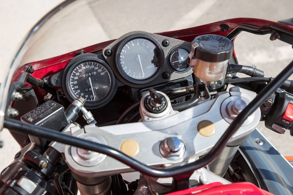 YAMAHA FZR1000 (1991-1994) Review | Speed, Specs & Prices