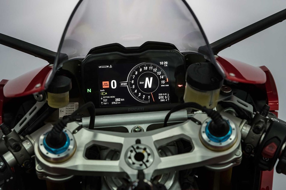 DUCATI PANIGALE V4S (2018-2019) Review | Specs & Prices