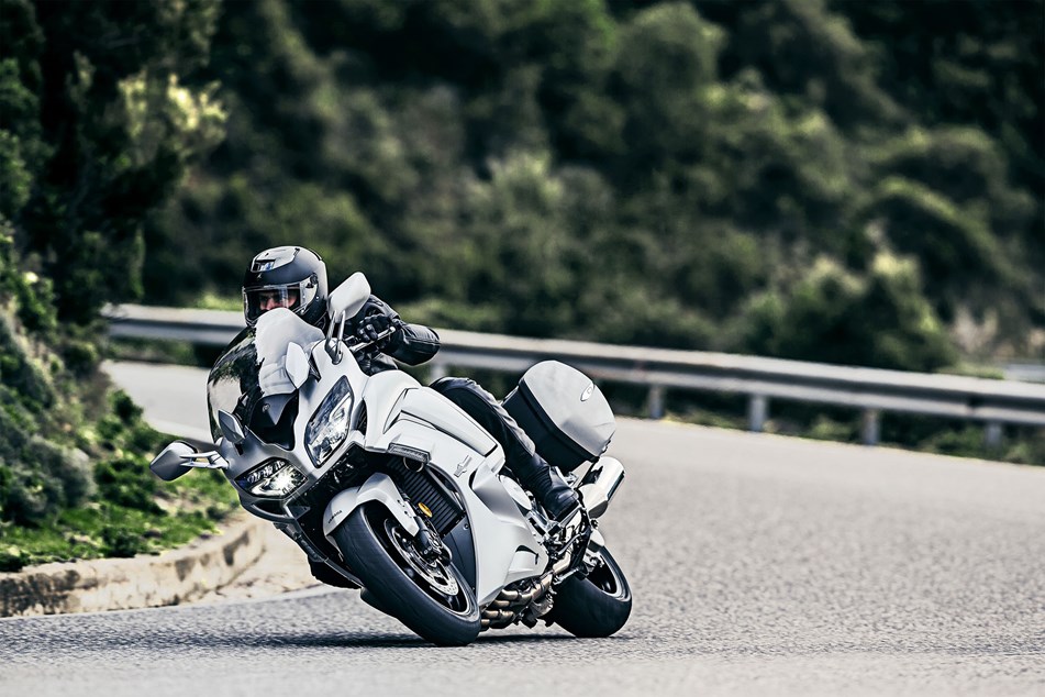 Yamaha FJR 1300 AE (2016-2021) Review | Specs & Prices