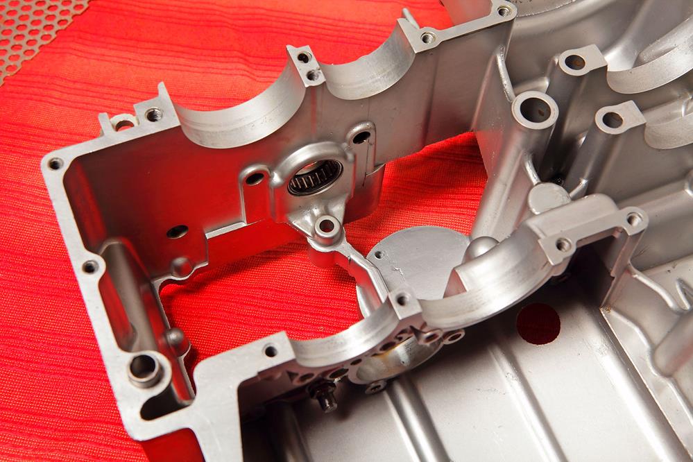 Suzuki's first ever litre bike: The GS1000 engine stripped & analysed