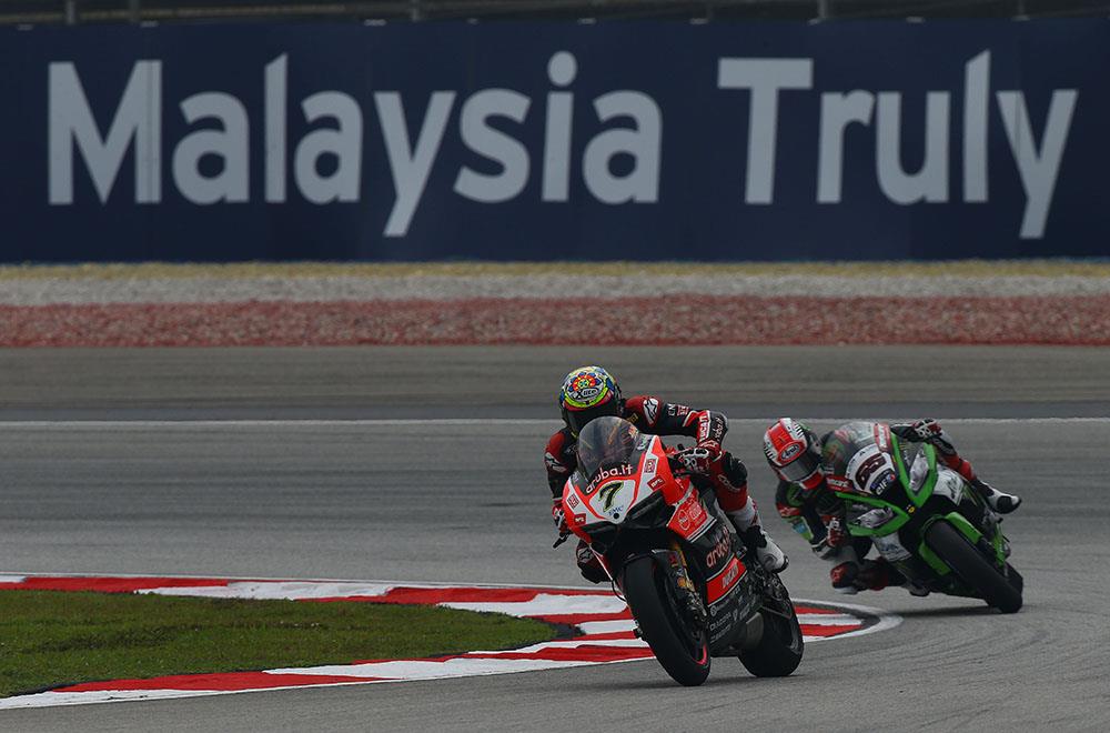 Davies keeps title fight alive with race two win