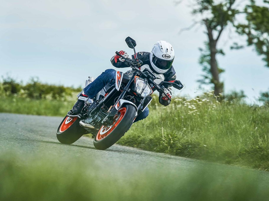 KTM 890 DUKE R (2020 - on) Review