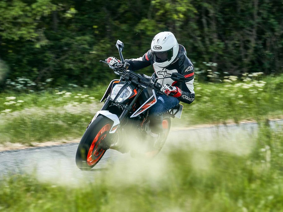 KTM 890 DUKE R (2020 - on) Review