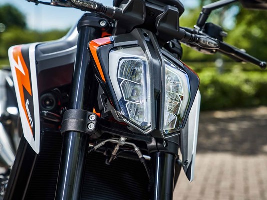 KTM 890 DUKE R (2020 - on) Review