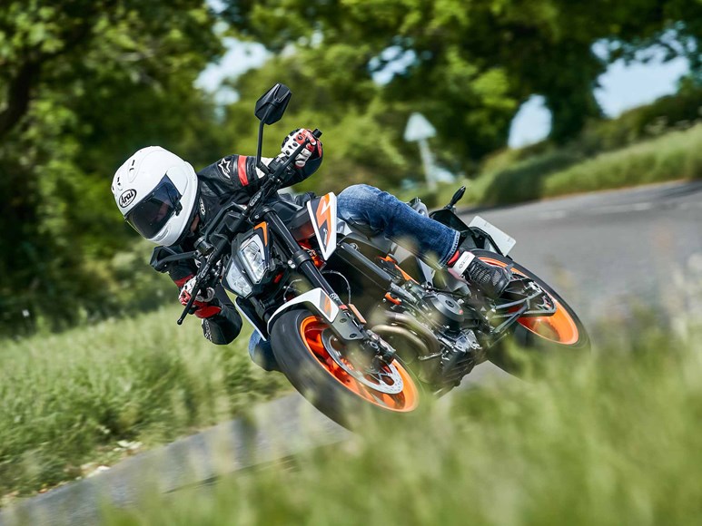 KTM 890 DUKE R (2020 - on) Review