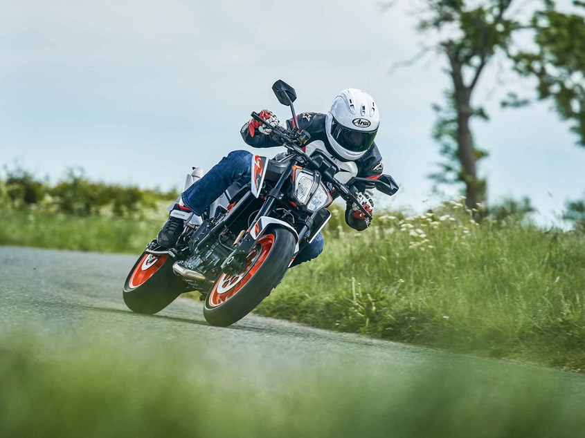 KTM 890 DUKE R (2020 - on) Review