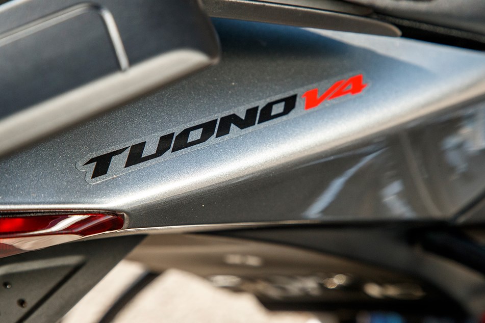 APRILIA TUONO V4 (2021 - on) Review