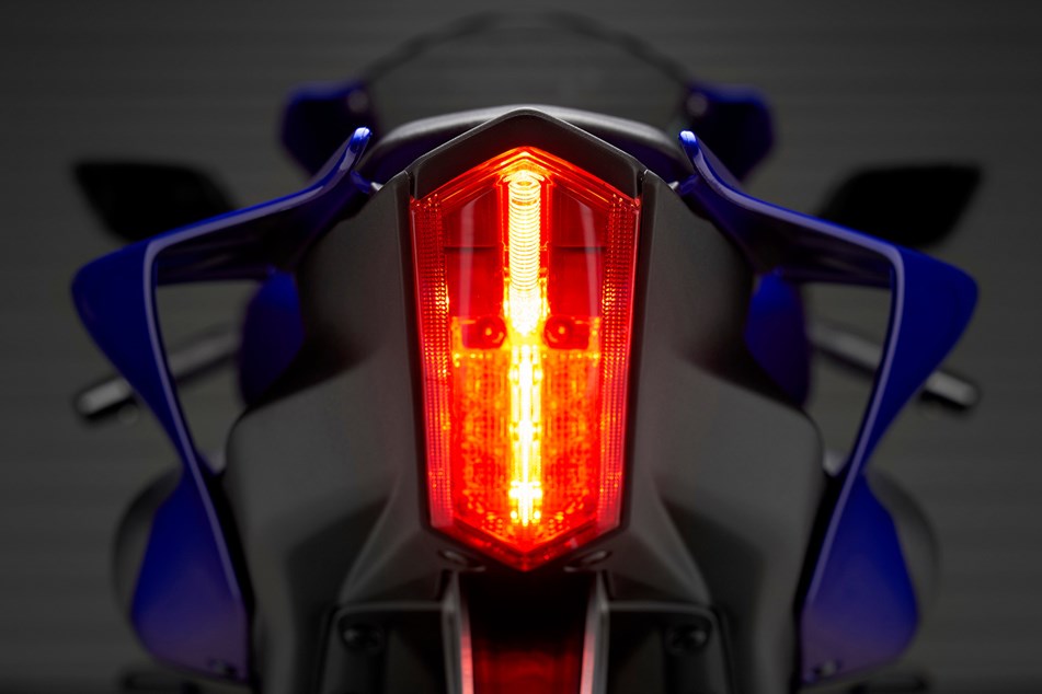 YAMAHA R7 (2022 - on) Review | MCN