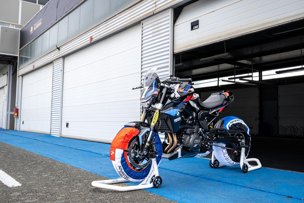 2020-on BMW F900R Review: F900R gets racy for 2025